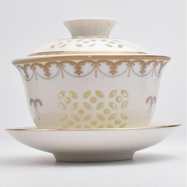 茶が透けて見える玲瓏磁器。朝顔を図案化した華やかな模様。