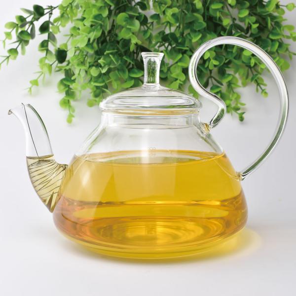 持ち手が大きく上に伸びた意匠。蓋が落ちるのを防ぐ役割も。