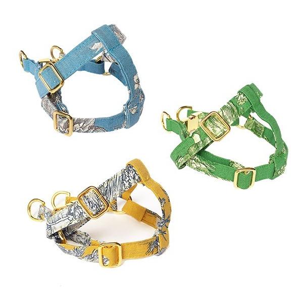 フランス製の風景画生地が全面にあしらわれたフレンチシックなペイサージュハーネス。着脱が簡単なバックバックルタイプで体への負担も少なく、洋服を着た時にも邪魔になりにくい形です。ゴールドメタルのバックルとリングは高級感があり、耐久性にも優れてい...