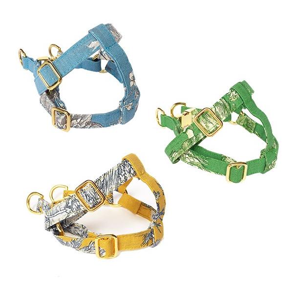 フランス製の風景画生地が全面にあしらわれたフレンチシックなペイサージュハーネス。着脱が簡単なバックバックルタイプで体への負担も少なく、洋服を着た時にも邪魔になりにくい形です。ゴールドメタルのバックルとリングは高級感があり、耐久性にも優れてい...