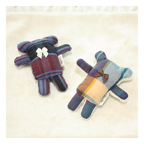 ぷっくりしたお腹が可愛いクマ型のぬいぐるみのおもちゃです♪滑らかなファー素材で肌触りも良く、鳴き笛え入りでキューキュー音がします♪お揃いでカフェマットやベッドもあります。セットで使うと可愛さ倍増です☆【カラー】バイオレット・イエロー【サイズ...