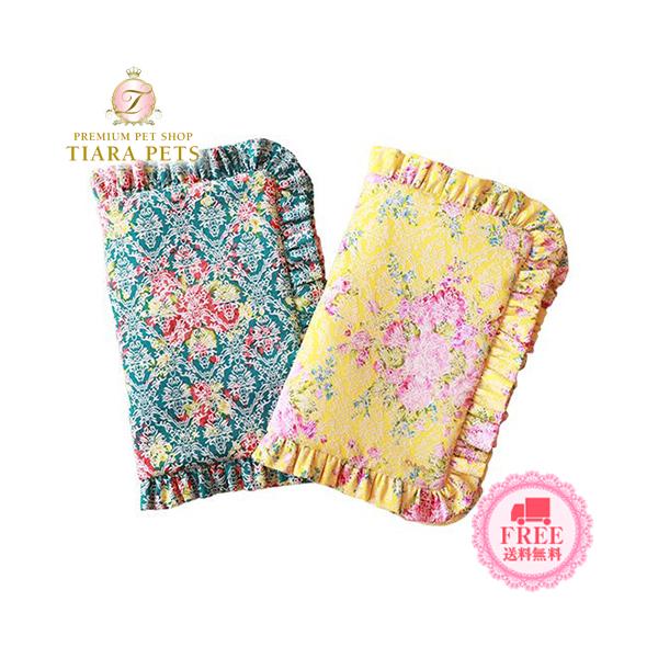 上質なフランス産のジャガード生地であしらわれたカフェマットは滑らかで柔らかく、厚手の中綿入りで裏はファーになっており、わんちゃんもとても居心地良く長時間でも快適に過ごせます。カフェやお家のソファーなど、足元を華やかにしてくれる素敵カフェマッ...