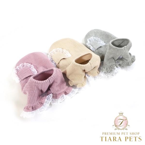 フリルでもガーリー過ぎず、男の子もプリンスになれちゃうユニセックスな一着。ふんわり柔らかく肌触りの良いジャージ生地は伸縮性抜群で着心地◎です！ペアで着られるお揃いのワンピースもあります♪【カラー】Grey(グレー)Beige(ベージュ)Ol...