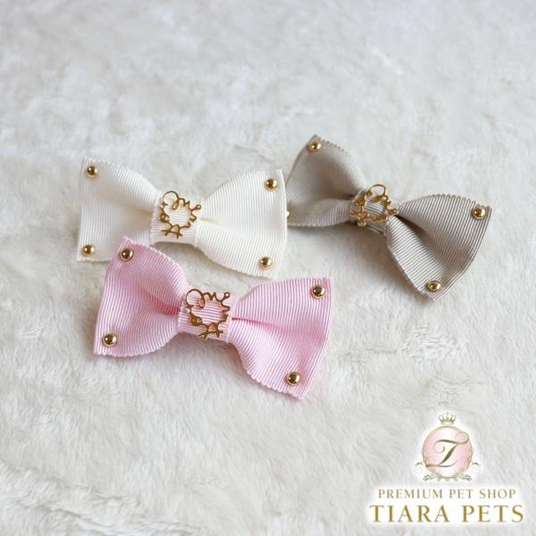 高品質のグログランリボンにスタッズがポイントのバレッタ。シンプルなデザインで使い勝手の良いアイテム。お揃いのリボンブローチが付いたお洋服と合わせると可愛さも倍増。マッチングコーディネートの完成です♪【カラー】Grey beige(グレーベー...