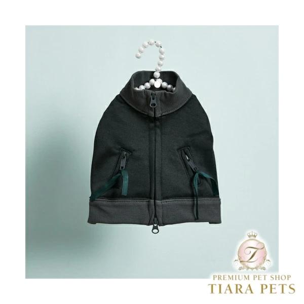 ルイスドッグ louisdog MIdnight Motion Jacketミッドナイト モーション ジャケットは、クラシックなトレーニングジャケットから着想を得た、ミニマルなデザインのアウター。トーンを揃えたグレーの配色と洗練されたシンプ...