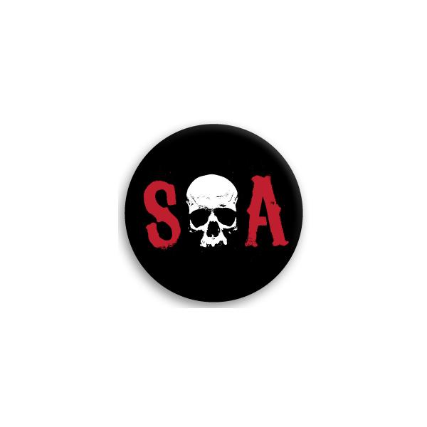 Sons Of Anarchy (サンズ オブ アナーキー) SOA RED BUTTONSED 缶バッジ (ピンタイプ)☆です。直径 約3cm後ろは、ピンを止める部分が引っ掛けるタイプ(簡易タイプ)です。色々な種類がありますので、集めてか...