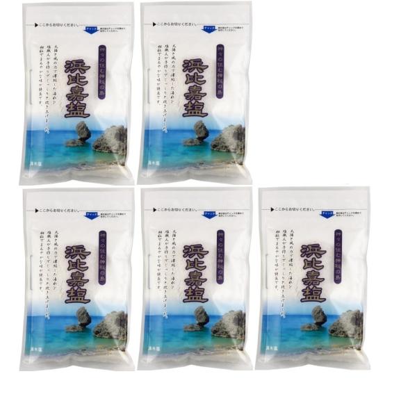 沖縄の澄んだ海水のみを使用して作られた100％海水塩です。粗塩でまろやかな味が特徴です。様々な料理とも相性抜群 おにぎり、焼き物、漬物などに！【昔ながらの製塩方法 流下式塩田】浜比嘉島の塩職人が゛どうすればもっと良い塩ができるか゛ということ...