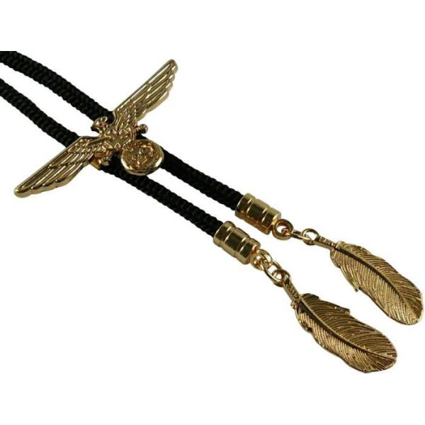 ・製品仕様ひもの長さ：約1m（ひも飾りを含む）ひものカラー：ブラックひもの素材：ポリエステルペンダントのサイズ：縦約2.4cm×横6cmペンダントのカラー：ゴールドペンダントの素材：合金重量：約25g付属品：ポーチパッケージ：クリスタルパッ...