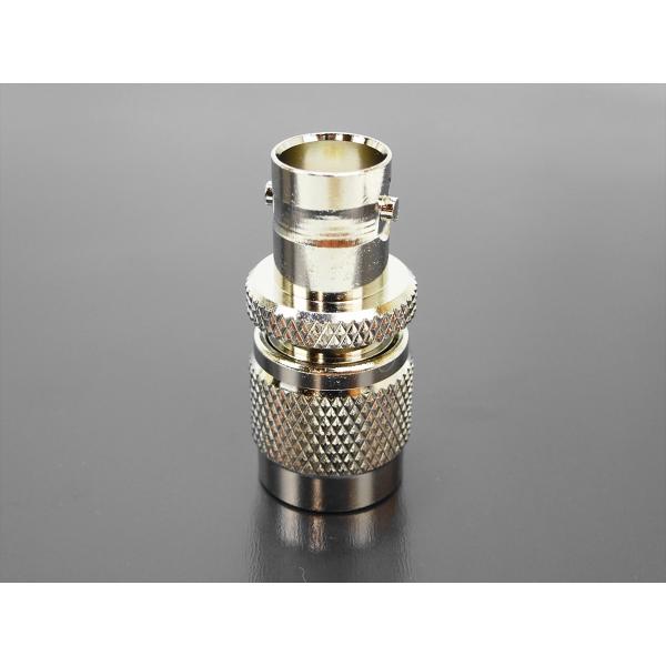 TNC規格のネジ込み式アンテナベースを、BNC規格のQD(クイックデタッチ)タイプのコネクタに変換するアダプターです。BNC規格のアンテナ（TCI MAST等のQDタイプの実物アンテナ等）を接続できるようになります。QD：クィックディスコネ...