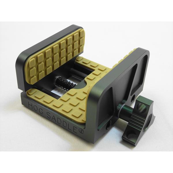 ホグサドル MOD7 のレプリカ です。三脚等に取り付けて使うライフルレストです。銃を万力のように挟んで、サイティングをサポートします。●仕様・ブランド：NB（ノーブランド）・カラー：Green / DE pads・材質：アルミニウム・対応...