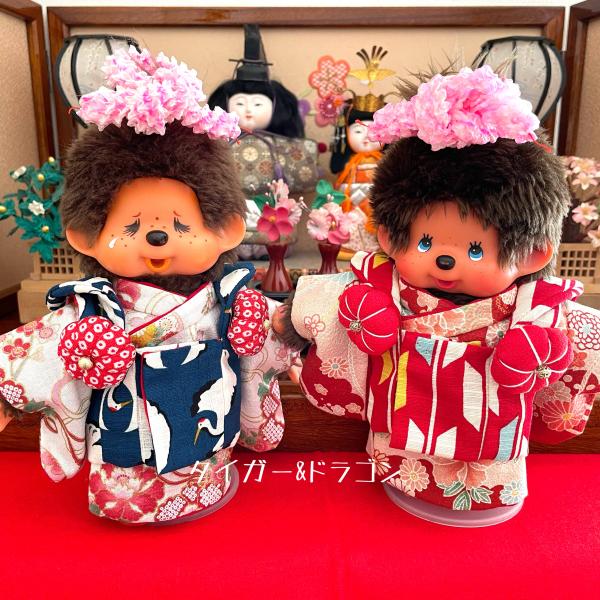 ☆販売　振り袖　被布 2点セット　（髪飾り、靴、人形、ひな人形飾り等は付属しません）☆サイズ　モンチッチSサイズ用☆仕様　着物ひも、被布スナップ留めです☆ミシンと手縫いで仕上げています☆こちらの商品はクリックポストでの発送になります