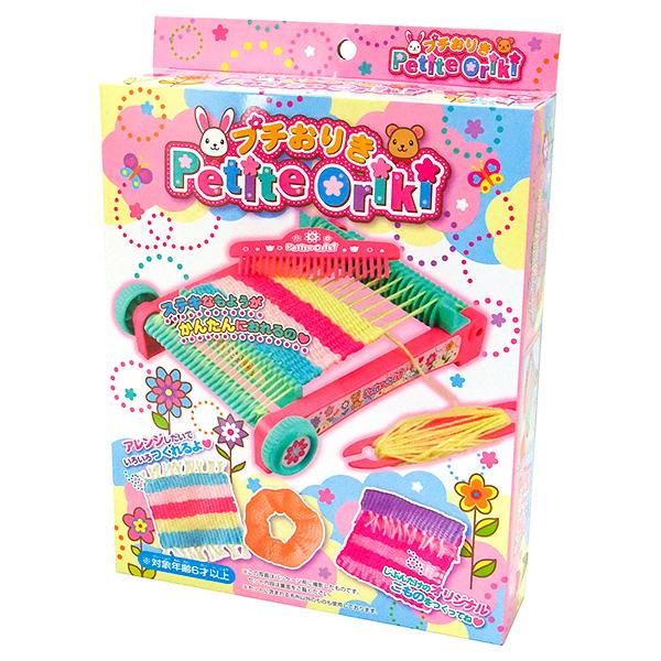 【商品詳細】コンパクトなかわいい、はたおり機。縦糸を張って、横糸を通して、最後に糸の始末をすれば完成！自分だけのオリジナル小物をつくっちゃおう☆【商品サイズ】約22.8×16.5×4.4cm（パッケージ）【主な仕様】1ヶ1セット｜対象年齢：...