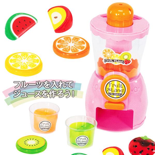 【商品詳細】フルーツをポン！ジューサーがくるくる回ってジュースがポトリ☆本物みたいなしかけで、楽しくごっこ遊びができるジューサーのおもちゃです！【商品サイズ】約26×22×10cm(パッケージ)【主な仕様】1ヶ1セット｜対象年齢3歳以上｜ブ...