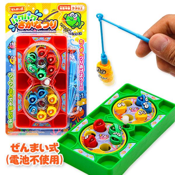 【商品詳細】ワイワイ2人でも楽しい！電池不要でどこでも遊べるお手軽フィッシングゲーム！ゼンマイを巻くだけで、魚たちがくるくる回ってお口をパクパク開閉。付属の釣り竿を使って、タイミングよくお魚を釣り上げよう☆【商品サイズ】約14.8×8cm(...