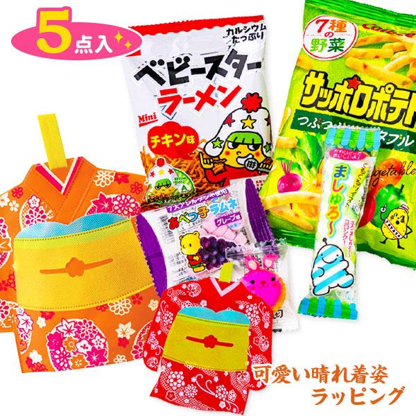 【商品詳細】七五三のプレゼントにピッタリ☆かわいい晴れ着型の袋に入ったお菓子の詰め合わせです♪【商品サイズ】約30×23×7.5cm(パッケージ)【主な仕様】1ヶ1セット｜お菓子：5点｜重量：約90g｜※内容は変わる場合があります｜[ご注文...