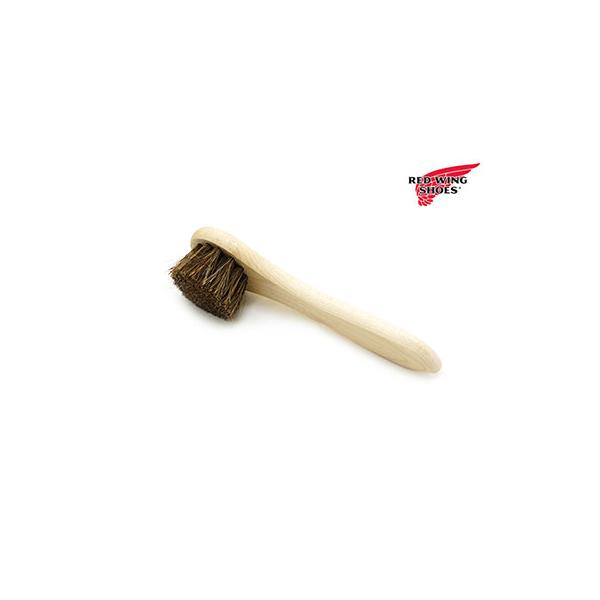汚れ落とし用のブラッシングブラシですが、仕上げの磨きにも利用できます。異なるブーツの色やオイルが移らないように、レザーによりブラシを使い分けるのが基本。さらに汚れ落とし用と磨き用と用意しておけば完璧！
