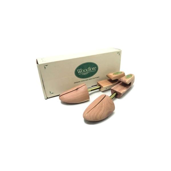 木目が美しいレッドシダーのシューツリー。レッドシダーは湿気を吸収すると共に防臭・防湿効果があります。吸湿性にすぐれた木製のシューキーパーが、1日履いて型の崩れた靴を優しくいたわります。 ヘッドは、多少自由度が与えられたフレキシブルヘッドを採...