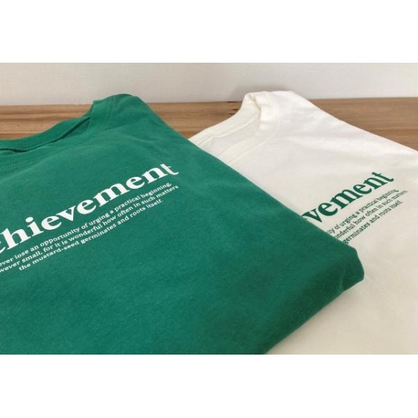 しっかりした素材のシンプルで使いやすいカラーロゴプリントロンT。フロントロゴの字体や、ゆるいサイズ感に拘った、大人でも着やすい一枚。程よいオーバーサイズでOUTでもINでも着やすく、使い勝手の良い一着◎綿100％伸縮性あり　■サイズ■  身...