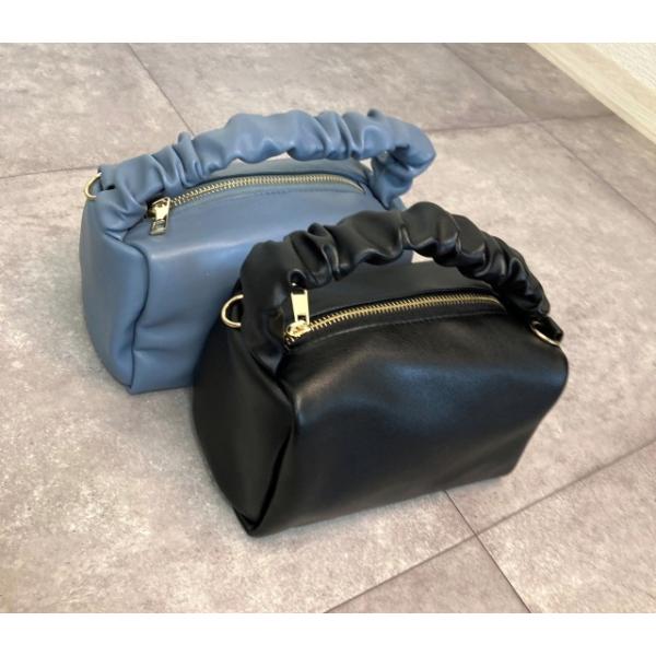 クシュっとしたギャザーハンドルがポイントのミニボストンバッグ。トレンドの小ぶりなサイズ感がおしゃれな印象に◎ハンドバッグとしてはもちろん調節可能なショルダー紐がついているのでショルダー掛けスタイルでもご使用いただける2WAY仕様となっており...