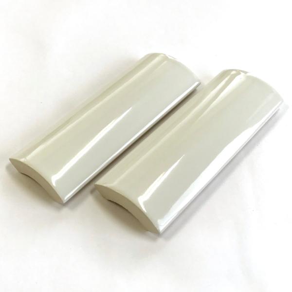 ◆ 商品画像にかかわらずタイル1枚あたりの価格です ◆用途：水まわりサイズ：97mm×34mm／厚さ7mm（多少のバラつきがあります）カラー：胡粉色販売単位：1枚コーナー部分に使うのはもちろん、壁のアクセントにしたり、小物に貼るなど、様々な...