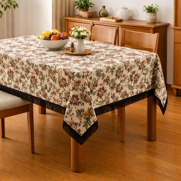 ゴージャスなゴブラン織生地を使用し、まわりをフリンジでかこんだテーブルクロス。優雅で豪華なダイニングを演出します。また、お客様用のテーブルにも合いとっても素敵に演出します。ワンランク・ツーランク上のコーディネートをお楽しみください。表面に防...