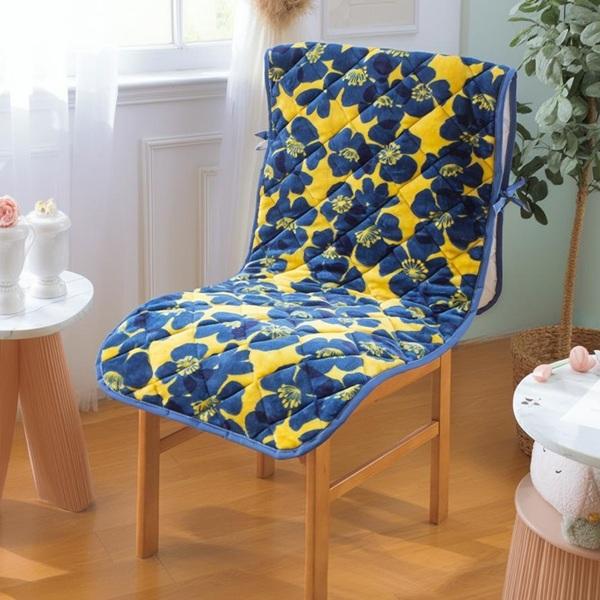 気持ち良い肌触りの フランネル キルト椅子カバー椅子にかけてひもを結ぶだけで簡単に装着でき、印象も座り心地もアップ。中わたも入ってクッション要らず♪背もたれに A4サイズのポケット2つ付き・1人用(サイズ 約：長さ 150 × 幅 47cm...