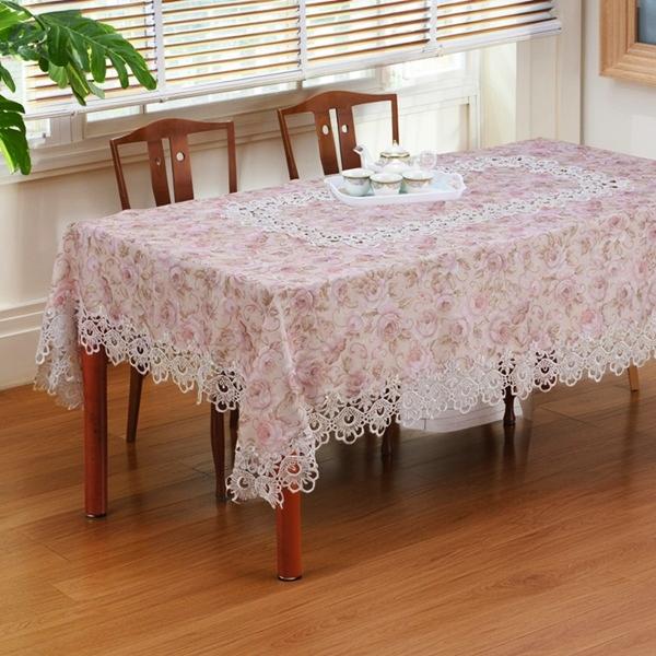 撥水加工しっかりとした生地に素敵なバラをちりばめ、ダイニングを明るく演出！周りと中央にレースを施したおしゃれなテーブルクロス可愛いダイニングに早変わり！！※4人掛け〜6人掛用テーブル (幅180cmテーブル) で 約30cm垂れるサイズです...