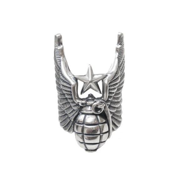 ラッピングはコチラエドハーディーのデザイナーで数々のブランドをトレンドにさせたクリスチャン・オードジェ。ロックテイストばりばりなのに、高級感も持ち合わせる独特のデザインが、多くの芸能人やセレブに支持されています。同デザインのペンダントとドッ...