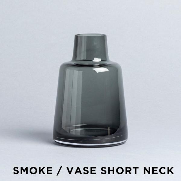 商品の本体に小キズがあります。商品自体は未使用品です。デザイナーのルイーズ・キャンベルが手掛けた「FLORA VASE」。職人が一つ一つ手作りした手吹きガラスの花瓶。手作りならではのガラスの美しいゆらぎや透明感を感じることができます。また、...