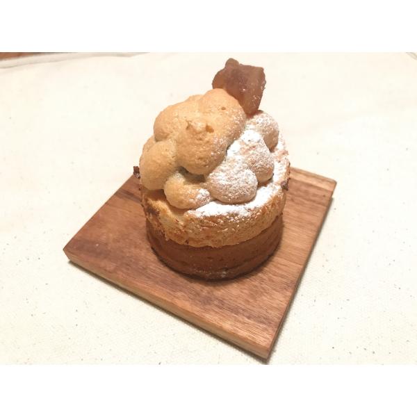 中には栗の渋皮煮がごろっと入っています。洋酒が香るマロンクリームとあわさって、まろやかな栗のおいしさが堪能できる一品。