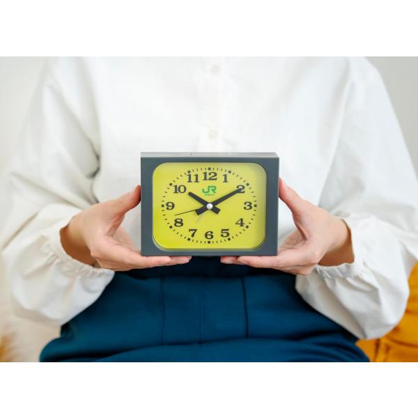 【発売日：2026年01月17日】JR東日本の駅の改札やプラットフォーム、きっぷ売り場などで見られる“あの時計”が、お部屋で使えるアラームクロックになりました！　「JR東日本」のおなじみのロゴ、蛍光風のみどり色の文字盤、特徴的な形状の針、フ...