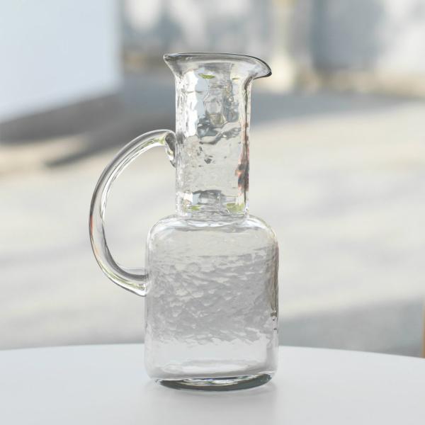 シンプルで表面の凹凸が特徴的なフラワーベースです。安定感のあるふっくらとしたフォルムで柔らかい印象です。持ち手のついた水差しのようなデザインで、お花を飾っていない時もオブジェのように飾って楽しむことができます。表面に施した凸凹が、水を入れた...