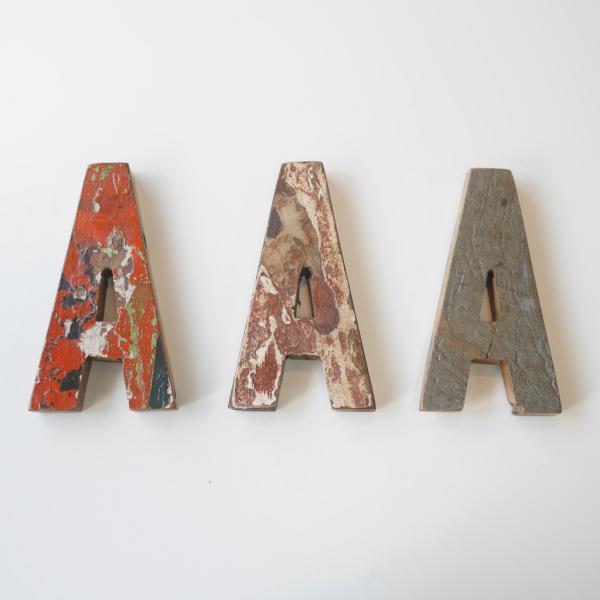 DIYのアクセントに使えるアルファベットのモチーフのオブジェ。インテリアのアクセントからショップ看板、子供部屋のイニシャルモチーフなど使い方はいろいろ。 【ALL FROM BOATS オールフロムボート 】インドネシアで活躍した船の廃材を...