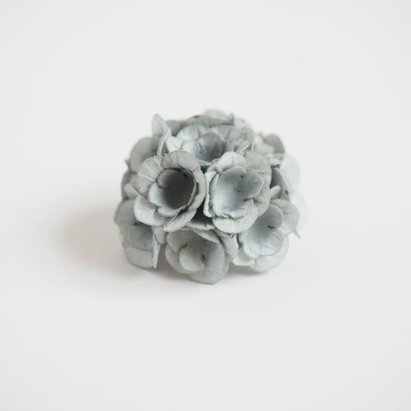 fuji S ブローチ グレー【サイズ】直径約2.8cm、高さ約1.8cm（金具部分を除く）【素材】紙：RPFナオロン（リサイクルペットファイバーナオロン）金具：真鍮（メッキコーティング）箱付き和紙独特のしなやかさハリを生かし、繊細でありな...