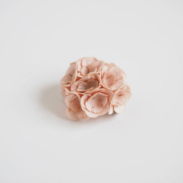 fuji S ブローチ ピンク【サイズ】直径約2.8cm、高さ約1.8cm（金具部分を除く）【素材】紙：RPFナオロン（リサイクルペットファイバーナオロン）金具：真鍮（メッキコーティング）箱付き和紙独特のしなやかさハリを生かし、繊細でありな...