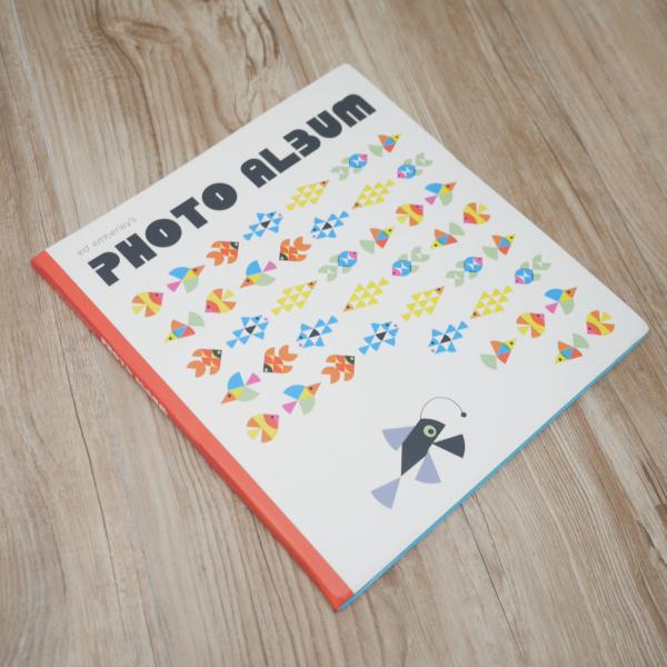 アメリカの絵本作家、エド・エンバリーのデザインが可愛いフォトアルバムです。フィルムへの粘着がソフトな糊を使用しているので、写真を貼るときにファイルの嫌な音が最小限に抑えられています。従来のゴム系接着剤と異なり、変色もなく写真に悪影響を与えま...