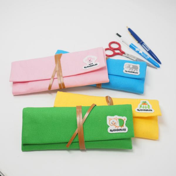 アメリカの絵本作家、エド・エンバリーのキャラクターがポイントになったロールタイプのペンケースです。かわいいアニマルのモチーフがついています。コンパクトなサイズでバッグの中でも場所をとりません。サイズ：折り畳んだ時 幅19 × 高さ8 (cm...