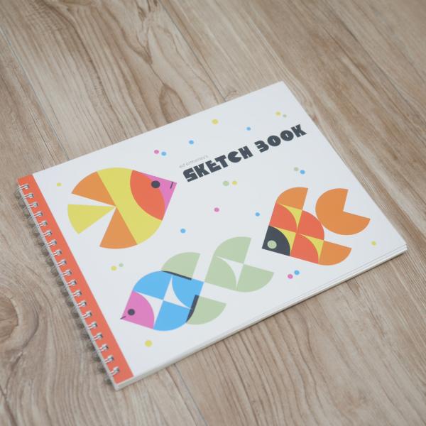 アメリカの絵本作家、エド・エンバリーのスケッチブックです。スケッチブックの最初の2ページに、シンプルな図形を組み合わせて簡単にイラストを書く方法が書かれています。図形のステンシルもセットで付いています。エドエンバリーの絵本がお好きな方へのギ...