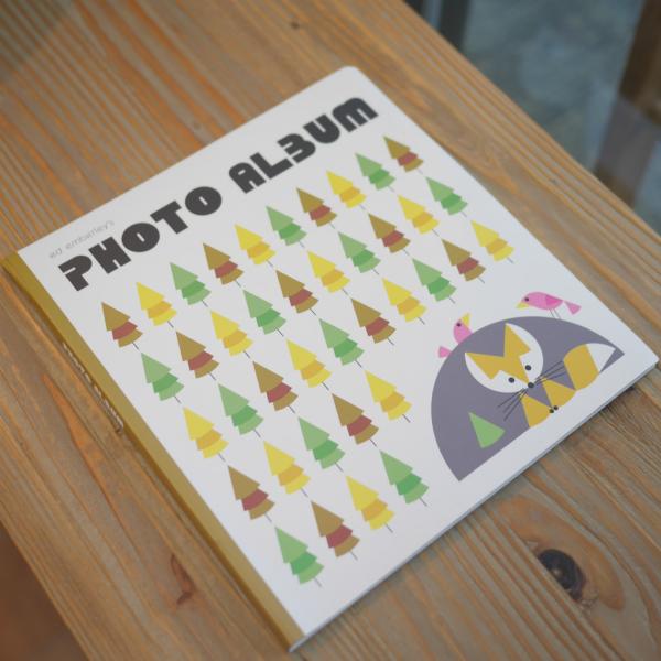 アメリカの絵本作家、エド・エンバリーのデザインが可愛いフォトアルバムです。フィルムへの粘着がソフトな糊を使用しているので、写真を貼るときにファイルの嫌な音が最小限に抑えられています。従来のゴム系接着剤と異なり、変色もなく写真に悪影響を与えま...