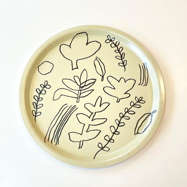 日本人のアーティスト、Mogu Takahashiさんがデザインしたボタニカル。子供のころの宝物を思い出すような楽しく、とても愛らしいデザインです。こちらのトレーは、薄く伸ばした白樺の木が重ねられ、軽くて丈夫なつくりとなっています。表面はメ...