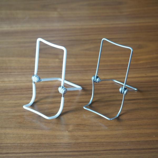 好きな角度で留められる小さめのワイヤーディスプレースタンドです。しっかりとした留め金が付いているので、角度がずれず好きな位置でホールドでき、iPhone用スタンドとしても使用可能、微妙な角度調節も自由自在の卓上スタンドです。サイズ： W6....