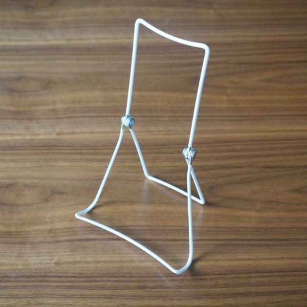 好きな角度で留められるワイヤーディスプレースタンドです。しっかりとした留め金が付いているので、角度がずれず好きな位置でホールドでき、大きな書籍やレコードを素敵に飾れるアイテムです。３つ目のワイヤーである「背もたれ」が付いて、大きめの書籍やタ...