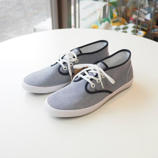 爽やかなストライプのローカットスニーカー。濃紺のパイピングで全体が引き締まり、シンプルでおしゃれな印象です。横幅が細目で、甲も低めです。※箱にやや傷みが見られます。新品ですが、箱に傷みが見られるためギフトなどの贈答にはお勧めできません。サイ...