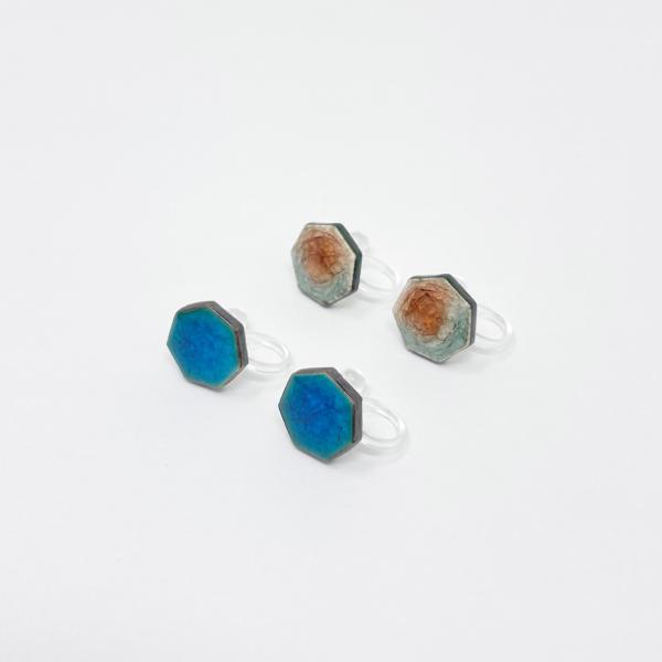 【配送方法について】メール便（クリックポストまたはネコポス）にて発送致します。宅配便発送をご希望の場合はご注文手続きの際に変更をお願い致します。（変更送料をご確認ください。）釉薬の表情をシンプルに身に着けて楽しめるイロとカタチの選べるシリー...