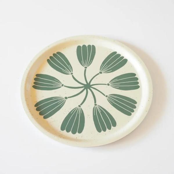 こちらのトレーは、薄く伸ばした白樺の木が重ねられ、軽くて丈夫なつくりとなっています。表面はメラミン塗装を施しているので汚れた時は洗剤とスポンジで洗いお手入れできます。31cmの中型サイズの木製トレーはお茶の時間に活躍し、しまう場所も取らない...