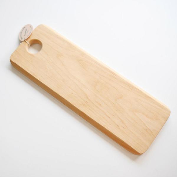 バゲットを切るのにちょうど良い大きさのカッティングボード。スカンジナビアの木工職人の手によってひとつひとつ丁寧に作られたハンドメイドの木製品。キッチンでも場所を取りにくい、小ぶりで細長い形のカッティングボードです。カットしたパンやチーズをの...