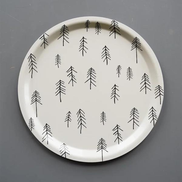 日本人のアーティスト、Mogu Takahashiさんがデザインしたボタニカル。子供のころの宝物を思い出すような楽しく、とても愛らしいデザインです。こちらのトレーは、薄く伸ばした白樺の木が重ねられ、軽くて丈夫なつくりとなっています。表面はメ...