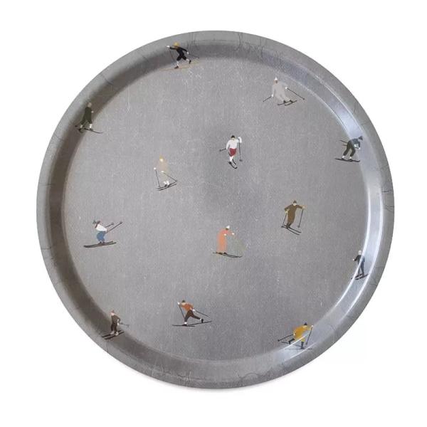 ウィンター スポーツ、新鮮な空気、スピード。人気デザインのSKIERSをあしらったラミネートバーチウッドのラウンドトレイ。レトロで可愛らしい様々なスキーウェアに身を包みスキーに興じる人々が暖かいタッチで描かれたデザインです。目にした人が思わ...