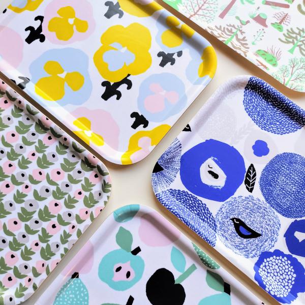 kaunisteの木製トレー。表面にウレタン塗装を施しているので水を弾いて汚れも綺麗に拭き取ることができます。朝食やお茶の時間にぴったりのやや小さめサイズのトレーは、様々なシーンでお使いいただけます。サイズ：27x20cm素材：フィンランド...
