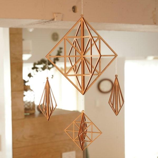 白樺のインテリアオーナメント北欧、バルト三国などに伝わる、わらや白樺で作られる幾何学模様のオーナメント。kitoはリトアニアで作られており、そのリトアニアでは年間を通してオーナメントを飾る文化があります。室内のかすかな空気の流れのある場所や...